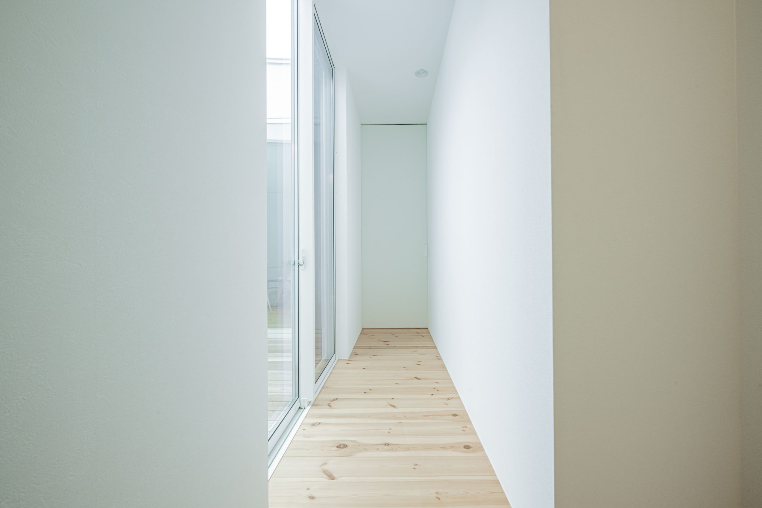 [碧南市]白い塗り壁と木が調和する、中庭を囲む平屋| 愛知・東海エリアの平屋・注文住宅・デザイン住宅｜シンプルイズ